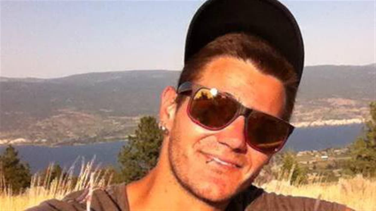 Un randonneur échappe à des ours pour tomber de l'arbre où il s'était ...