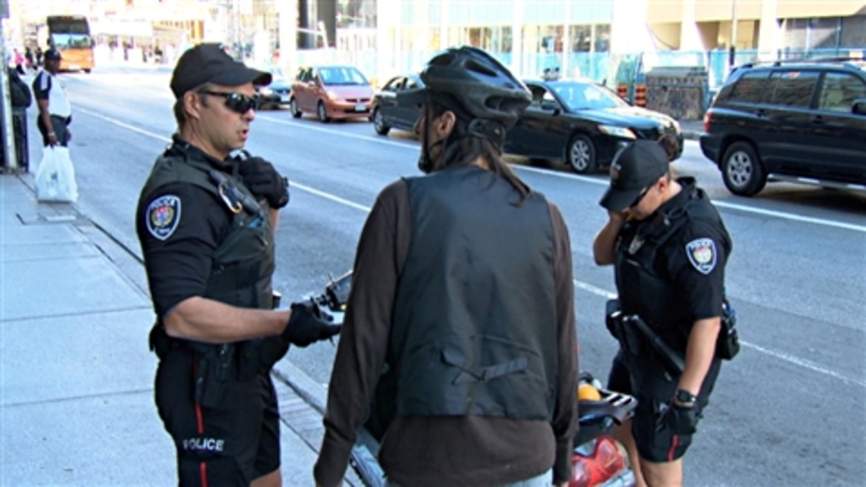 Les policiers satisfaits de leur patrouille pédestre dans la Basse ...