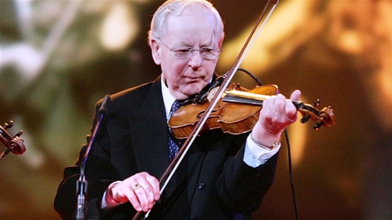 Le violoniste Buddy MacMaster s'est éteint | Radio-Canada
