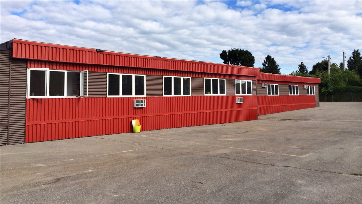 Des milliers d'élèves dans des classes préfabriquées | Radio-Canada