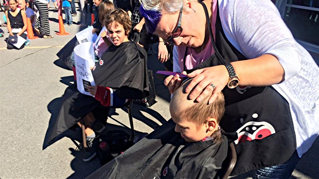 Le 15e Défi têtes rasées est lancé en Outaouais | Radio-Canada