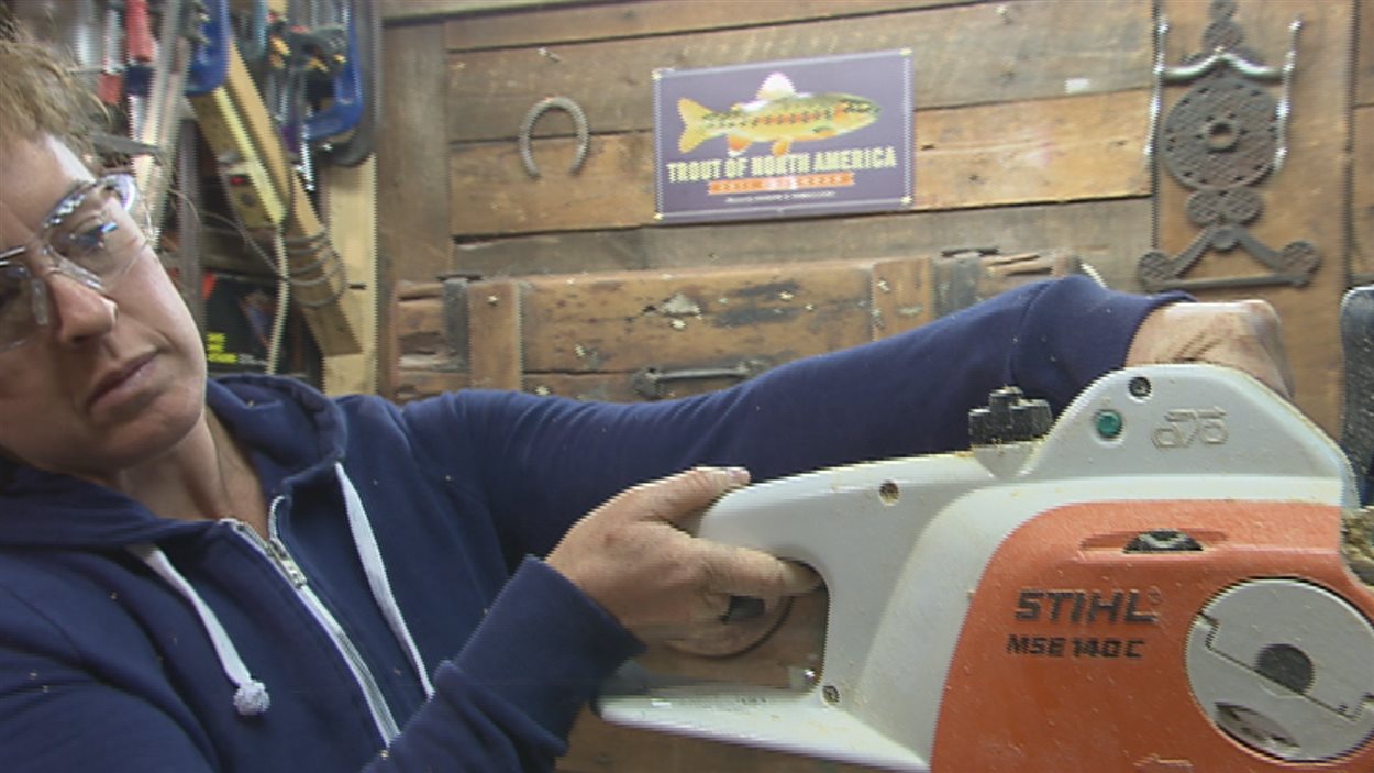 Championne de sculpture à la tronçonneuse | Radio-Canada.ca