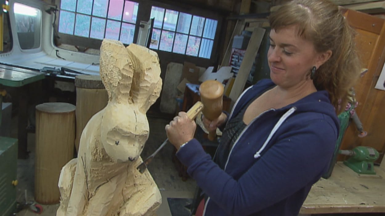 Championne de sculpture à la tronçonneuse | Radio-Canada