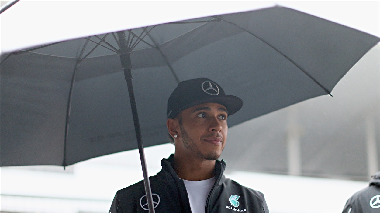 Lewis Hamilton voudrait rester avec Mercedes après 2015 | Radio-Canada