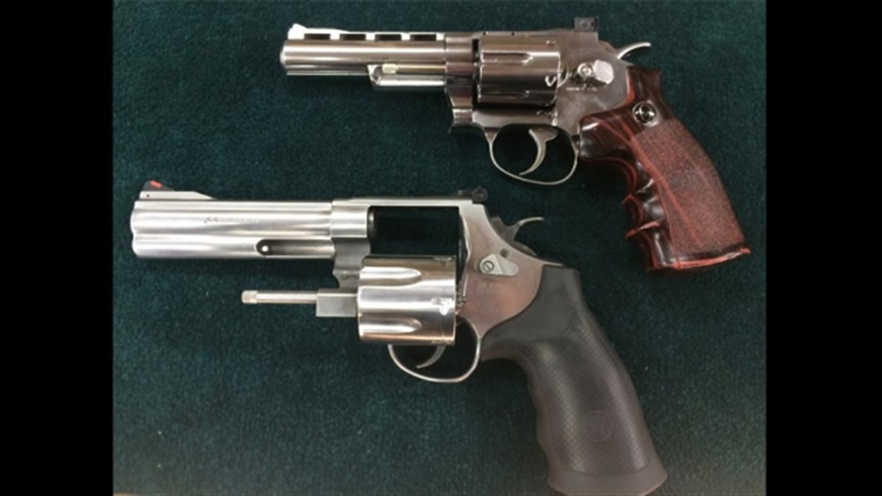 De fausses armes plus vraies que nature inquiètent la police | Radio ...