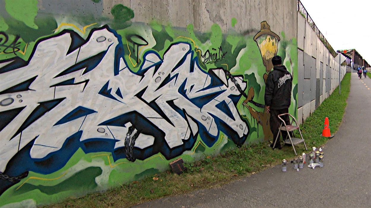 Des graffiteurs viennent égayer un autre tunnel du Rapibus à Gatineau ...