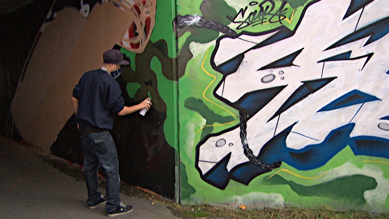 Des graffiteurs viennent égayer un autre tunnel du Rapibus à Gatineau ...
