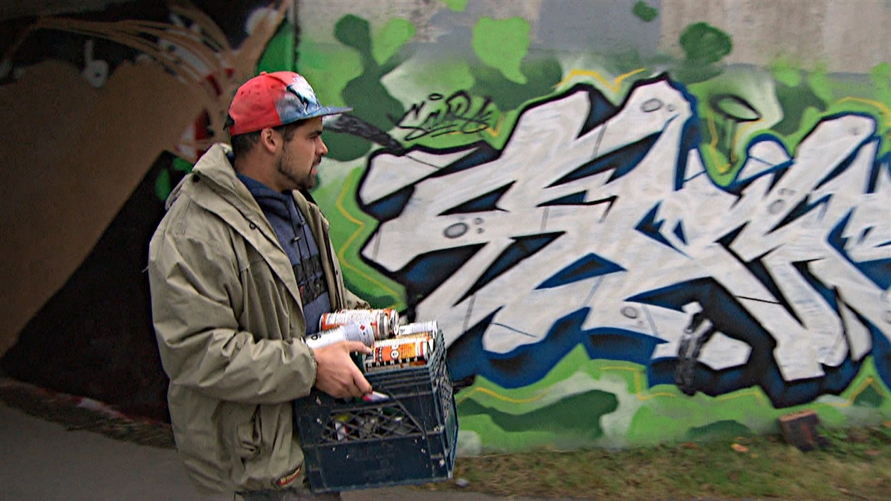 Des graffiteurs viennent égayer un autre tunnel du Rapibus à Gatineau ...