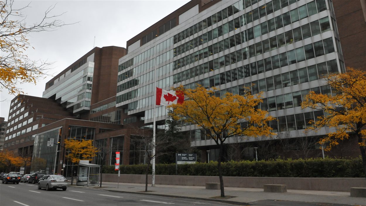 La sécurité resserrée à Montréal après l'attentat d'Ottawa | Radio-Canada