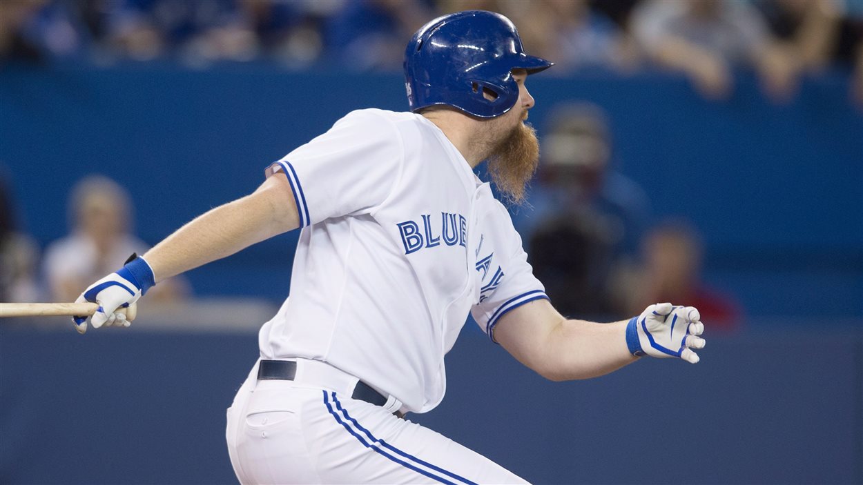 Les Blue Jays échangent Adam Lind aux Brewers | Radio-Canada