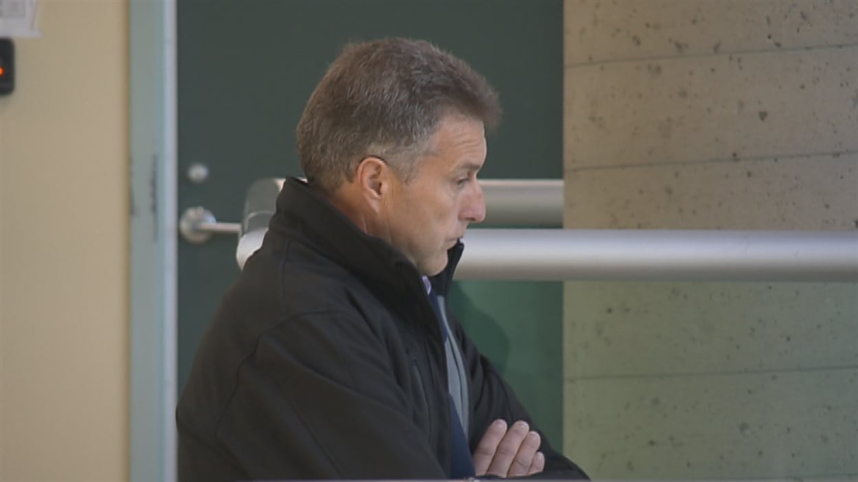 Peine à purger dans la collectivité pour un fraudeur | Radio-Canada