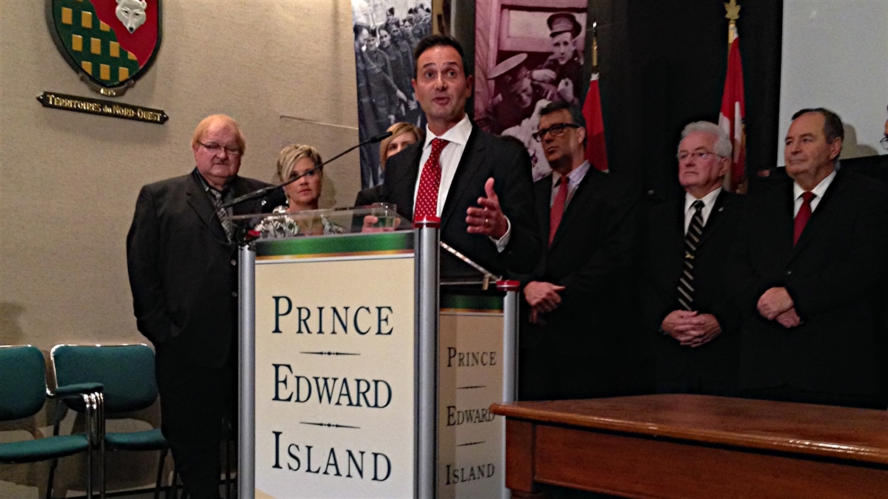 Le premier ministre de l'Île-du-Prince-Édouard, Robert Ghiz ...