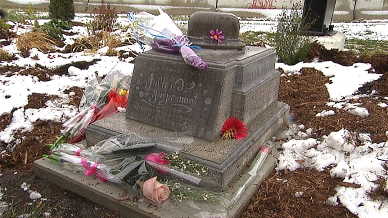 Une plaque commémorative en l'honneur de Julie Surprenant à Terrebonne ...