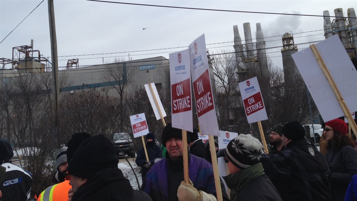 Les travailleurs de Tembec à Témiscaming en grève | Radio-Canada