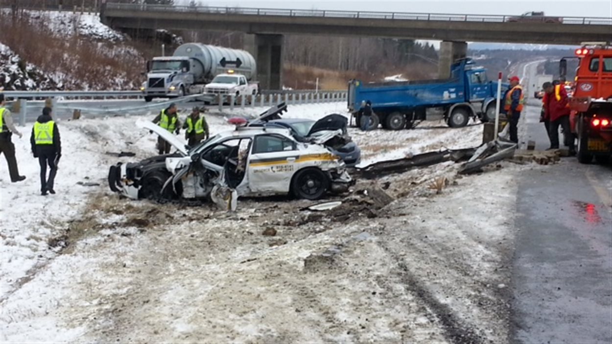 Un Policier Blessé Dans Un Carambolage Sur Lautoroute 10 Radio Canada