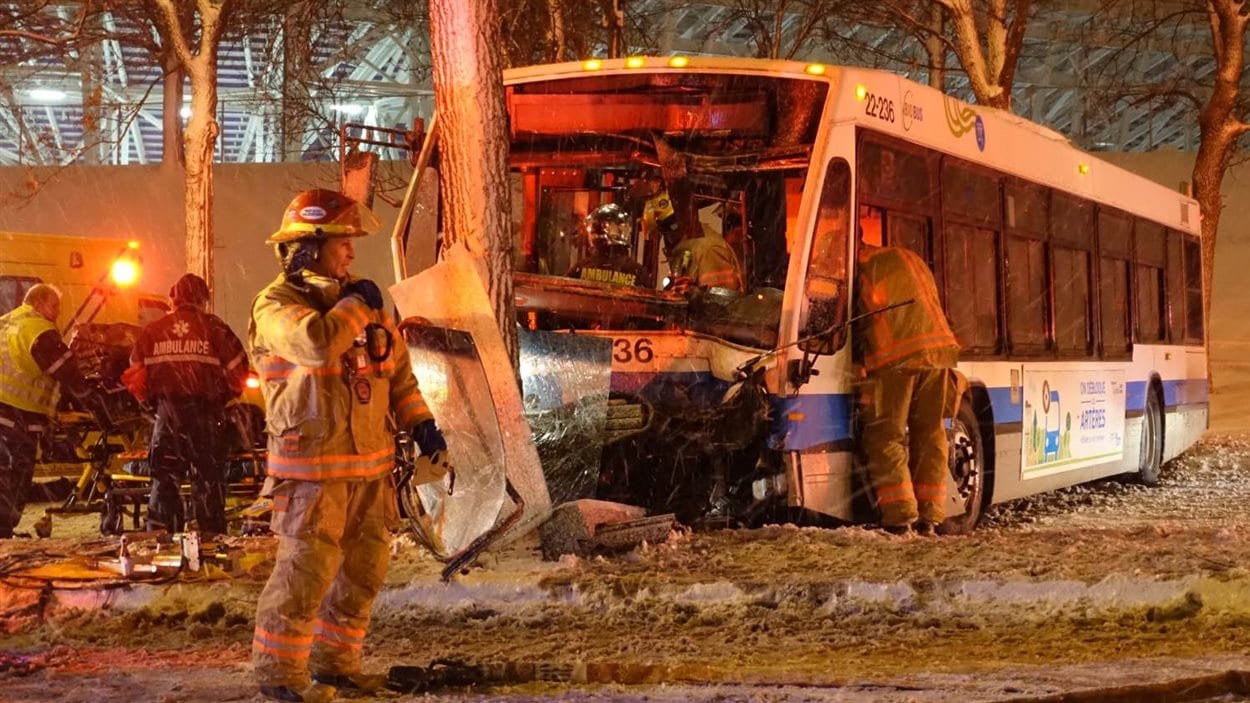 Un accident impliquant un autobus de la STM fait 17 blessés | Radio-Canada