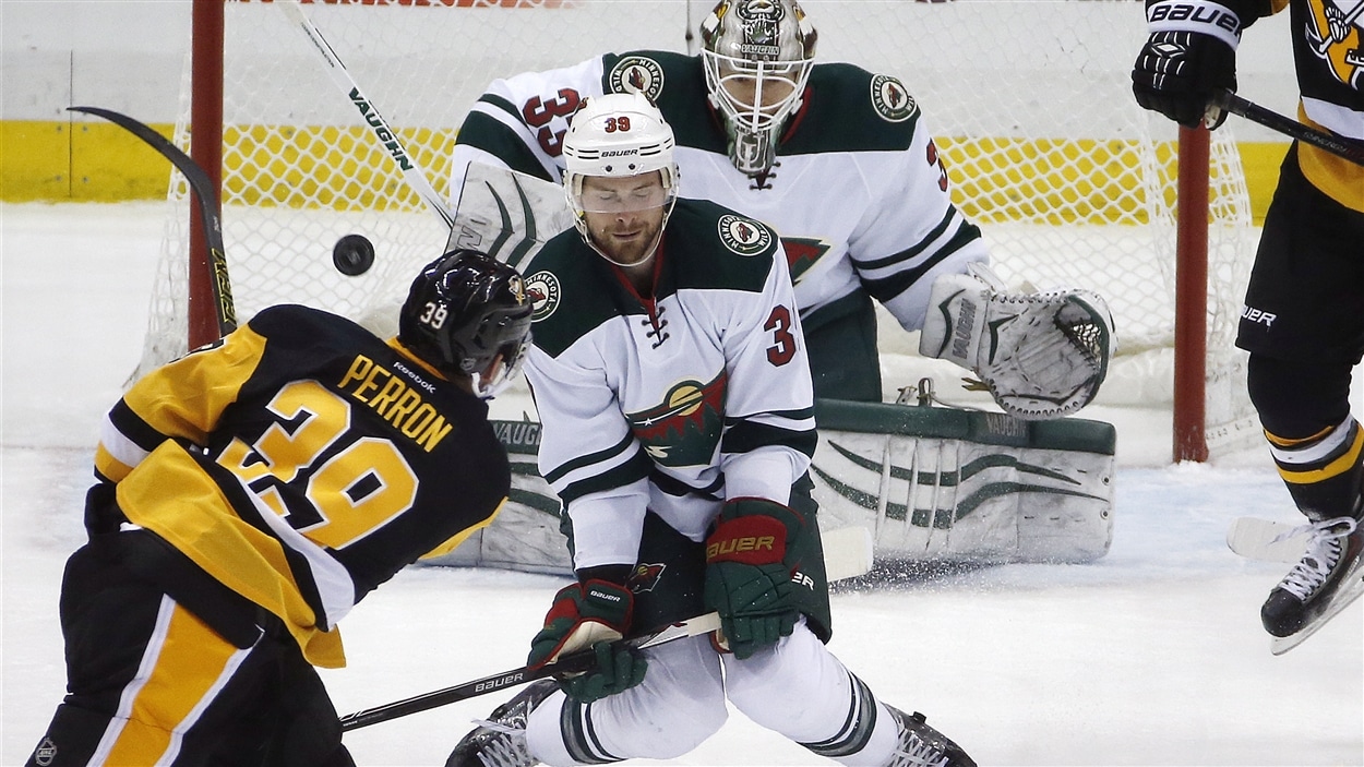 David Perron sonne la charge pour les Penguins | Radio-Canada