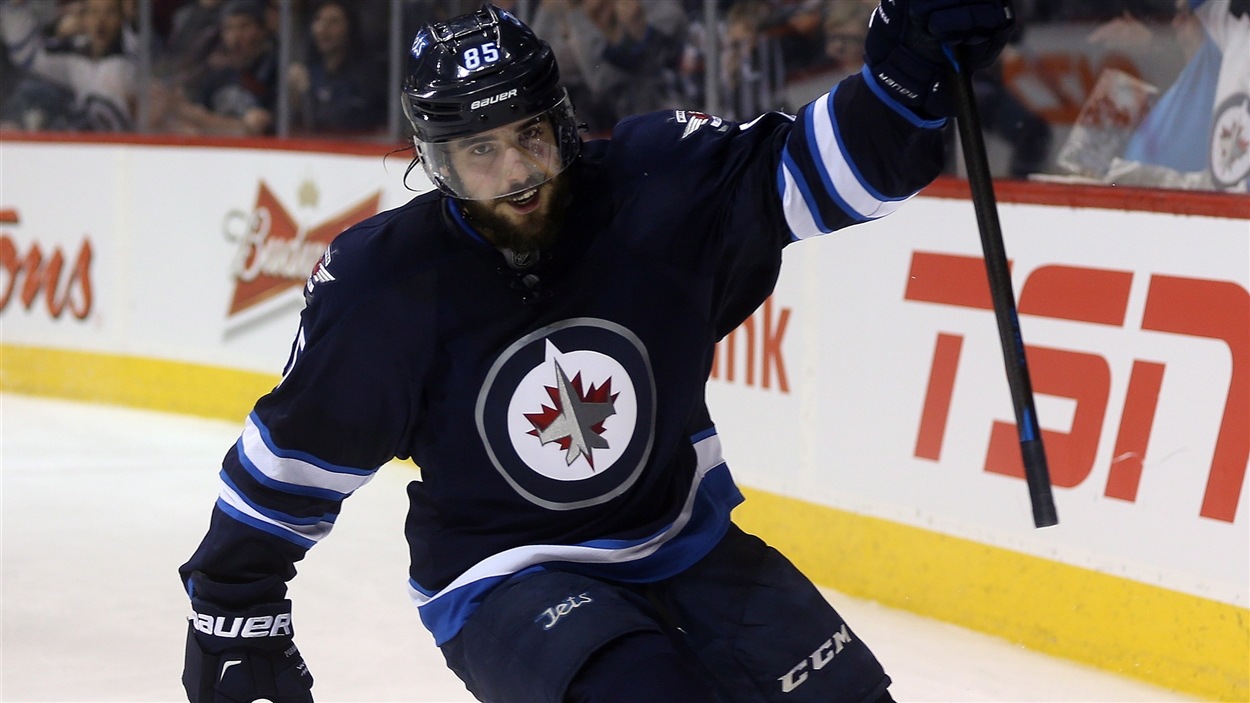 Mathieu Perreault s'occupe des Panthers avec quatre buts | Radio-Canada