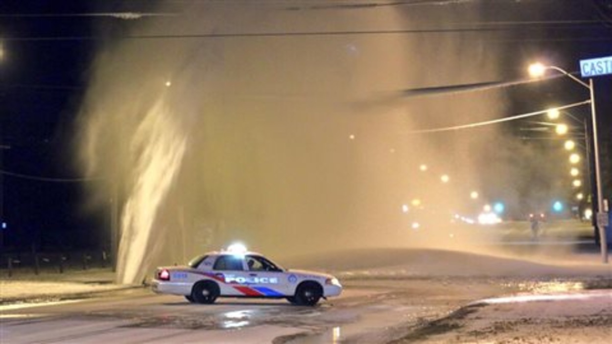 Un geyser à Toronto | Radio-Canada