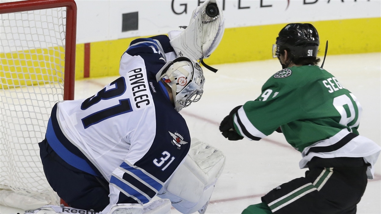 Ondrej Pavelec brille et les Jets battent les Stars | Radio-Canada
