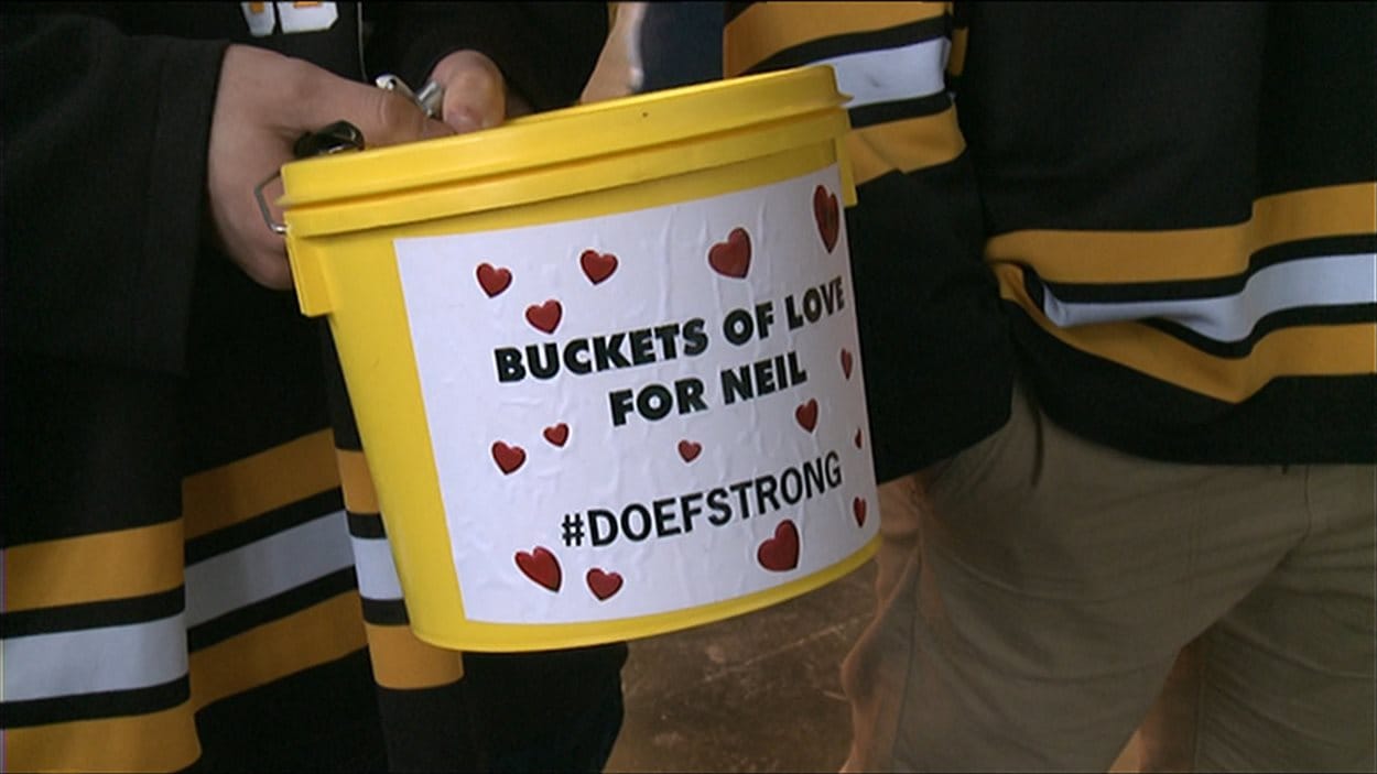 Une campagne de financement pour un joueur de hockey lors d'une partie ...