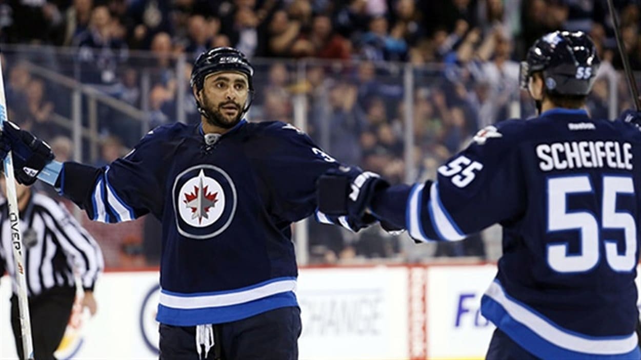Le défenseur Dustin Byfuglien des Jets est nommé la 1re étoile dans la ...
