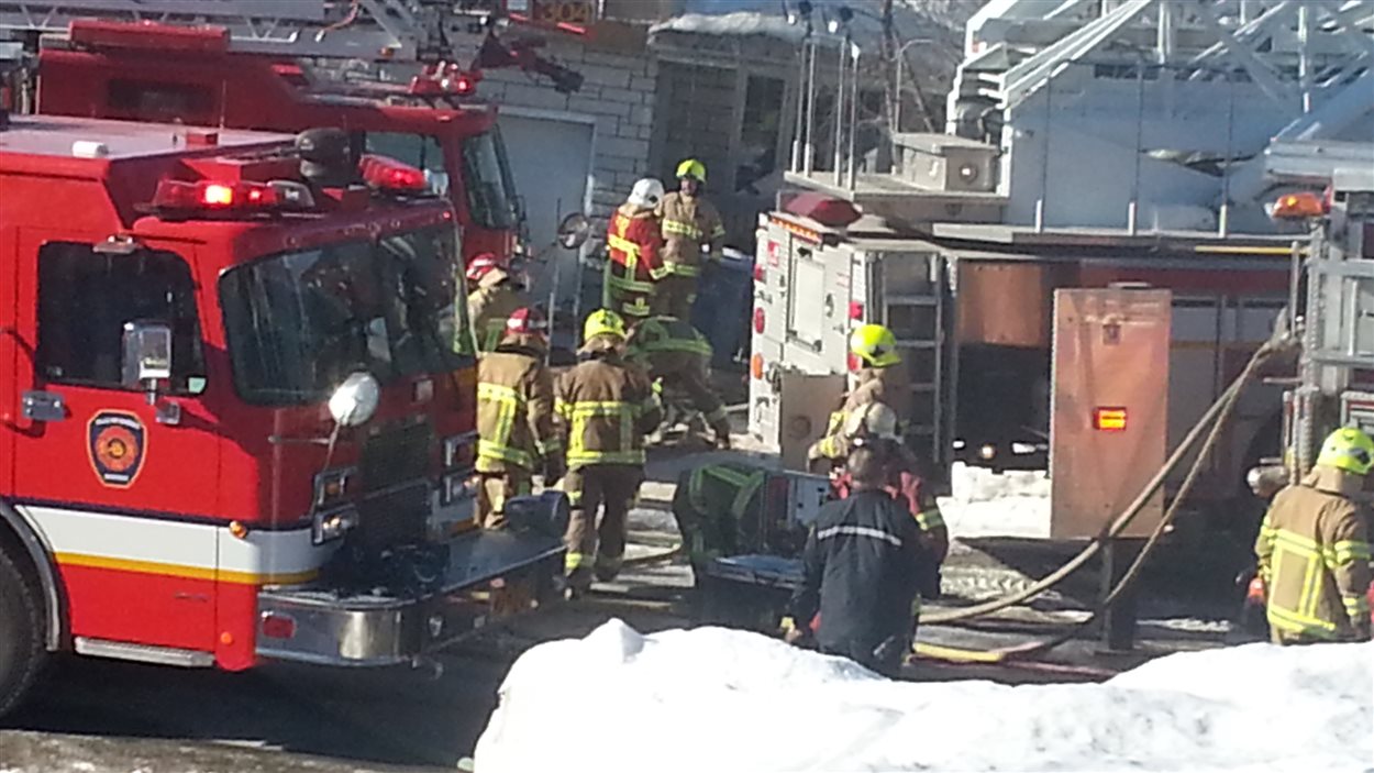 Troisième alarme pour un incendie dans une résidence | Radio-Canada