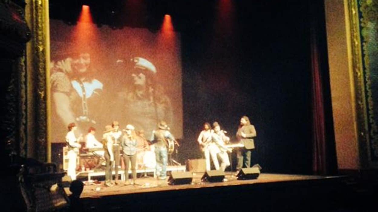 Des artistes chantent pour appuyer Radio-Canada Acadie | Radio-Canada