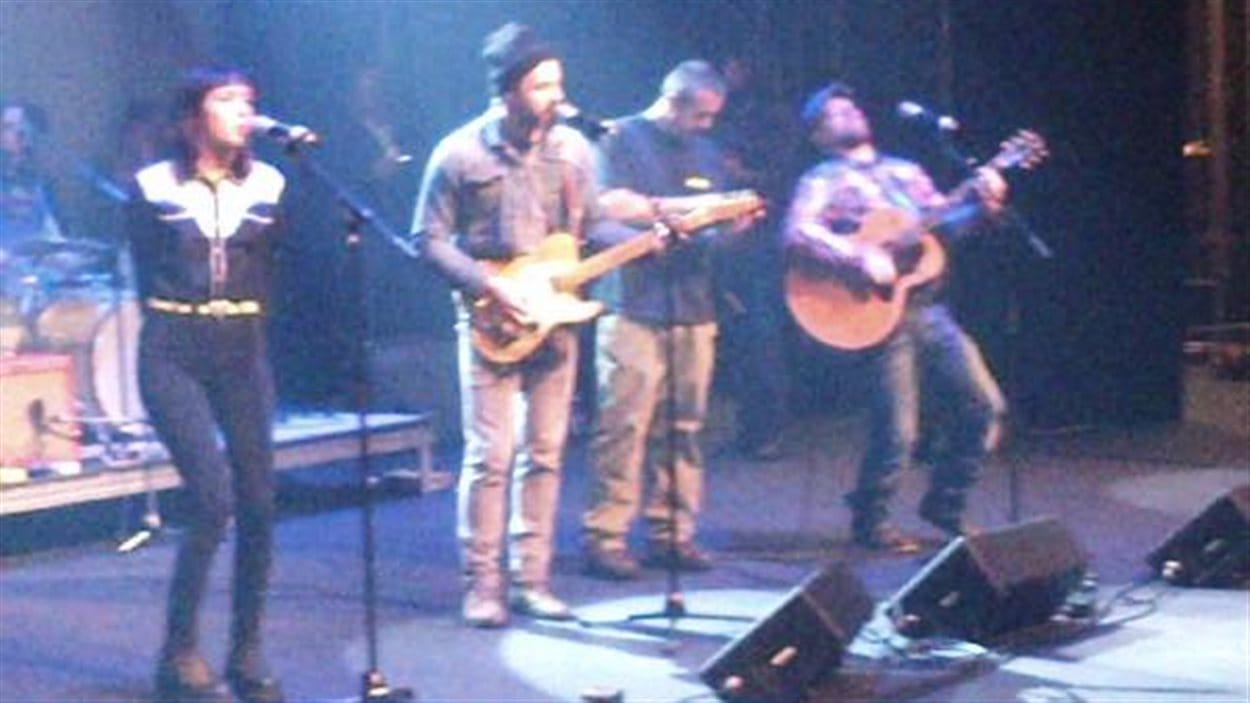 Des artistes chantent pour appuyer Radio-Canada Acadie | Radio-Canada