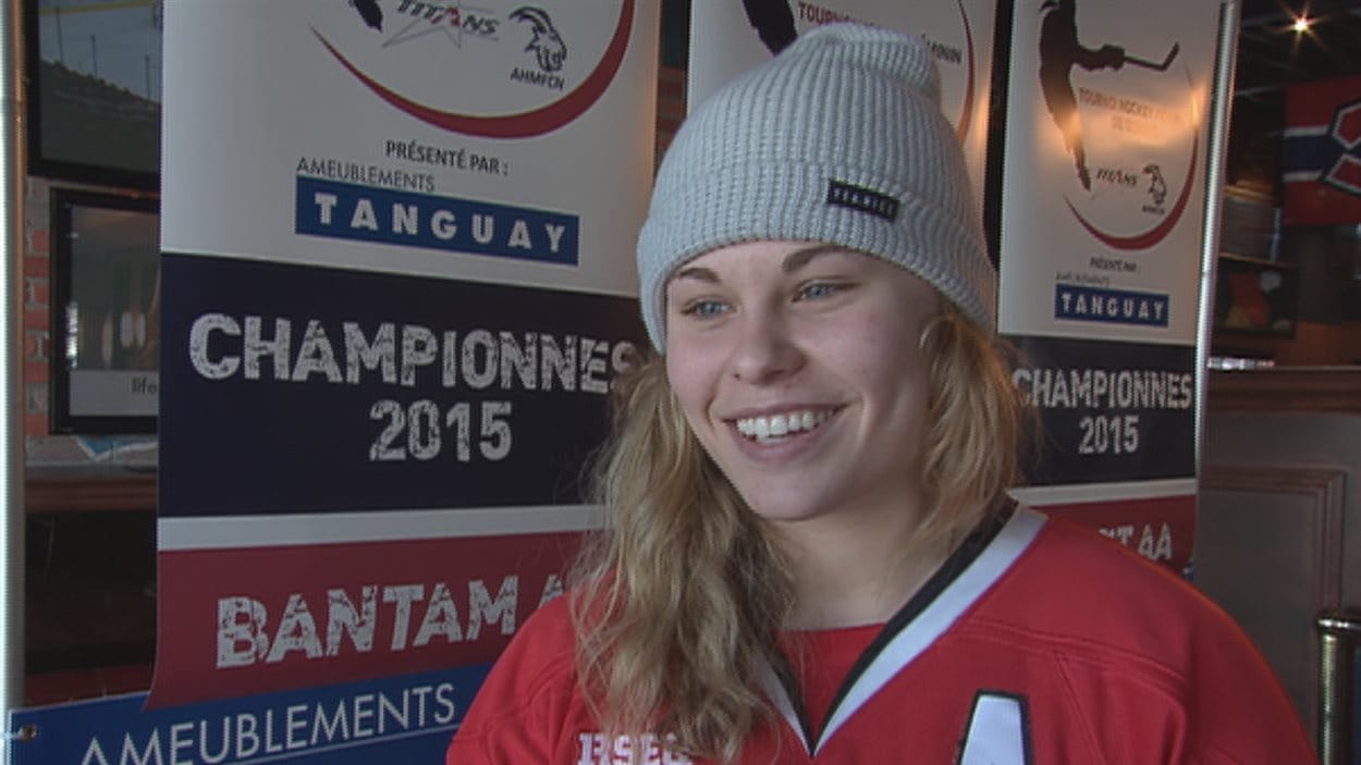 Le tournoi de hockey féminin de Québec de plus en plus couru | Radio-Canada