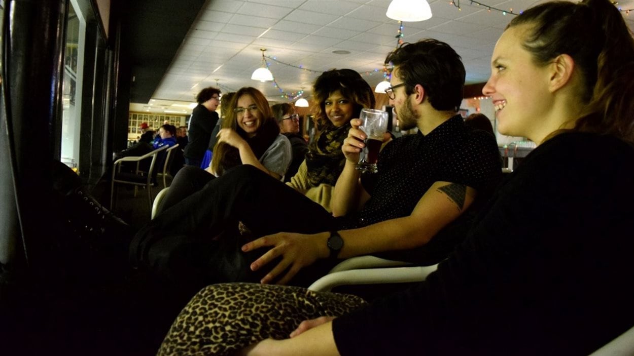 Le curling attire les hipsters de Regina | Radio-Canada