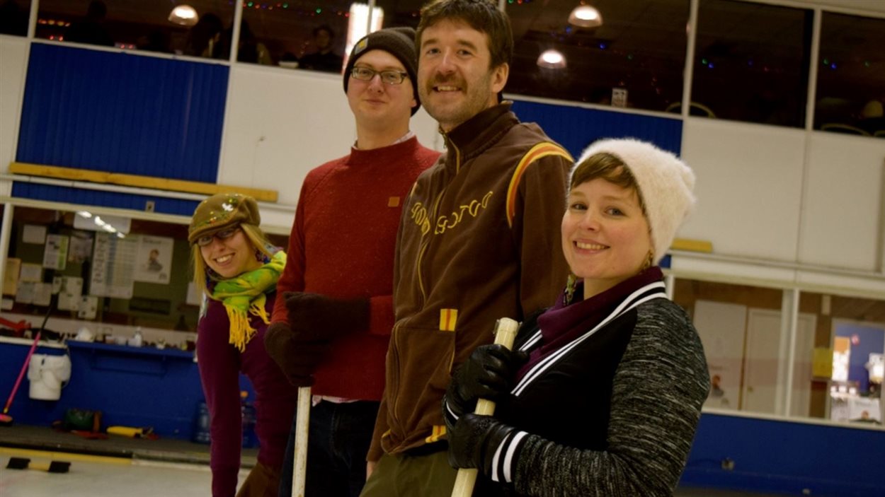 Le curling attire les hipsters de Regina | Radio-Canada