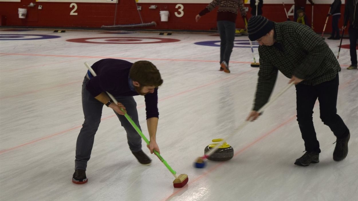 Le curling attire les hipsters de Regina | Radio-Canada