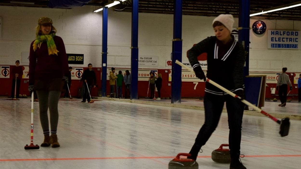 Le curling attire les hipsters de Regina | Radio-Canada