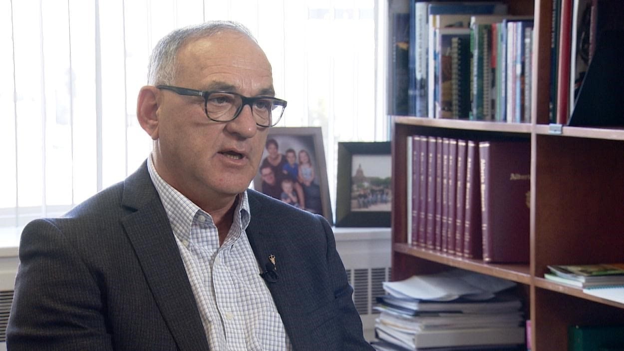 Deux autres députés conservateurs albertains quittent la politique ...