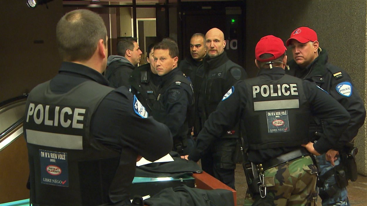 Le SPVM abolira de 200 à 250 postes de policiers | Radio-Canada