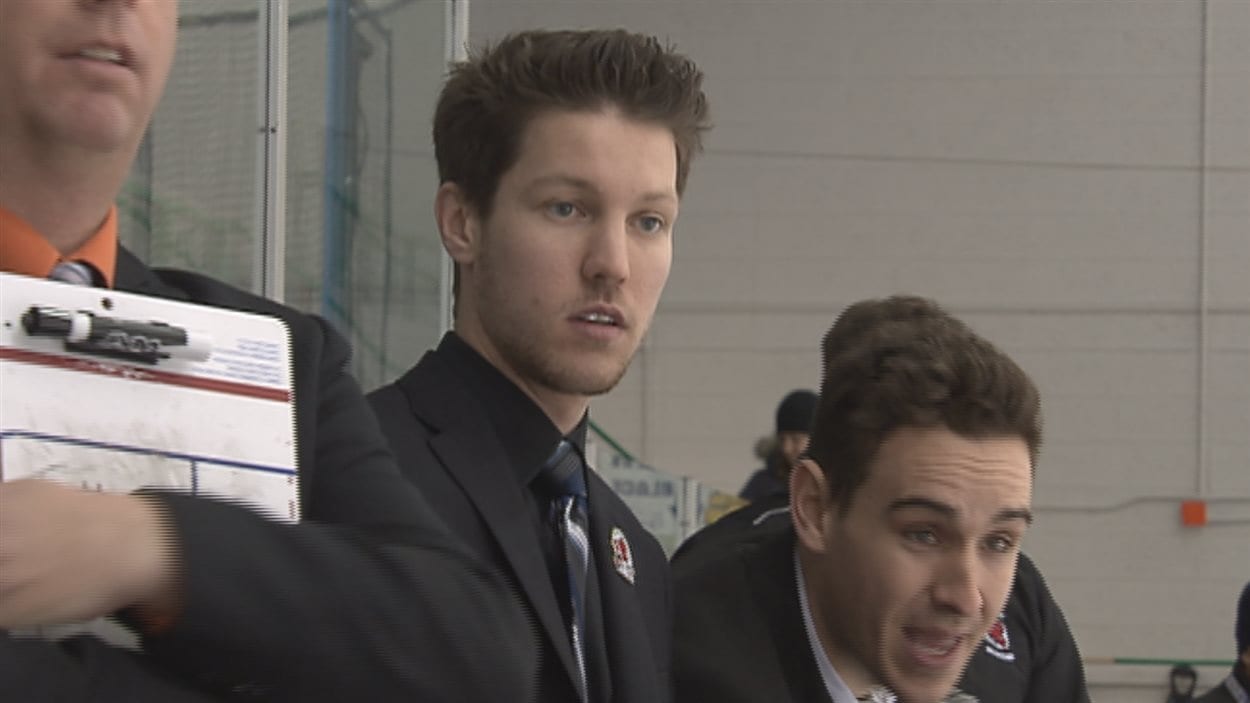 Des entraîneurs dévoués au tournoi pee-wee | Radio-Canada