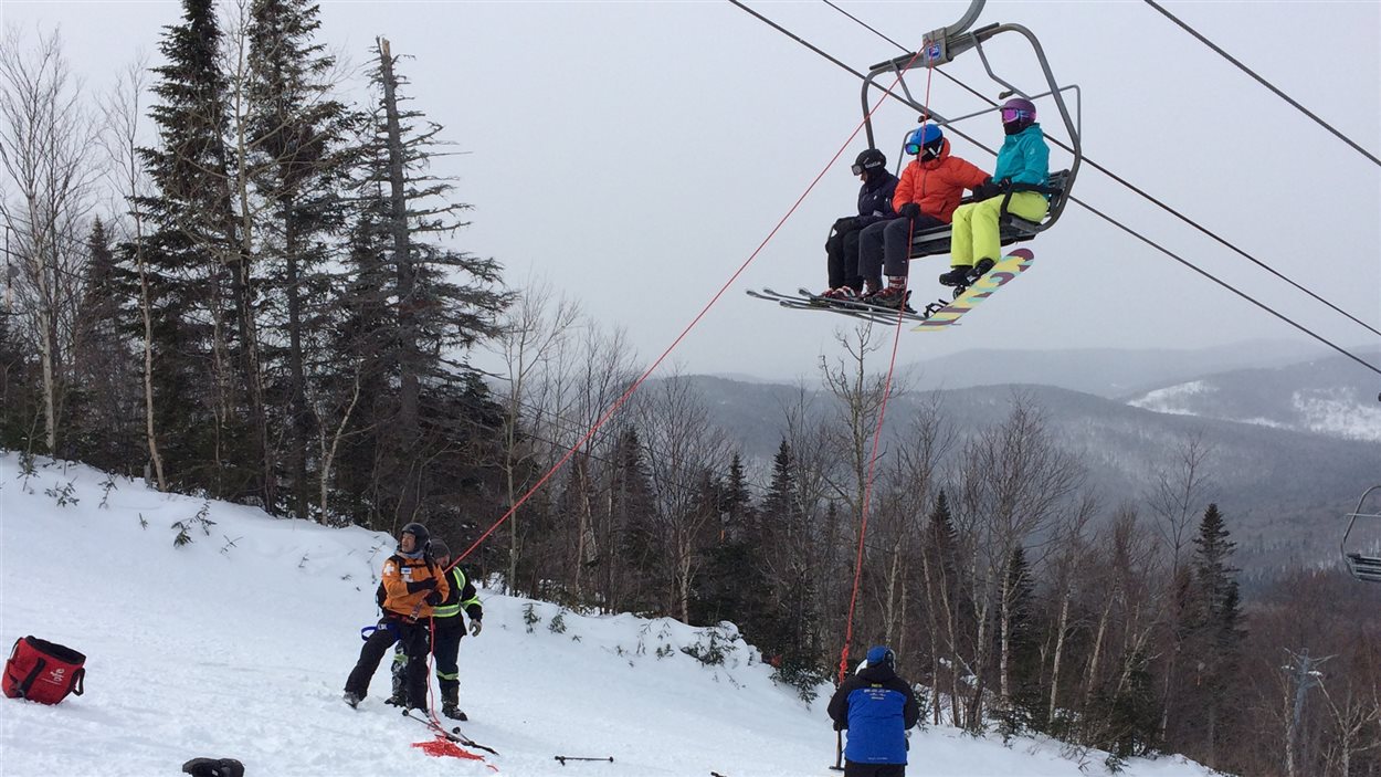 Évacuations spectaculaires au Mont-Sainte-Anne et à Stoneham | Radio-Canada