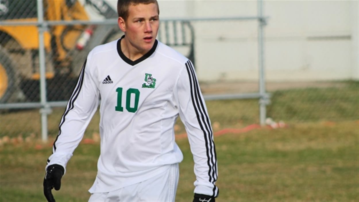 Un joueur de soccer de l’Université de la Saskatchewan avec le club ...