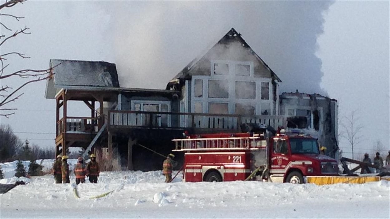 Important feu au lac Massawippi à Ayer's Cliff | Radio-Canada