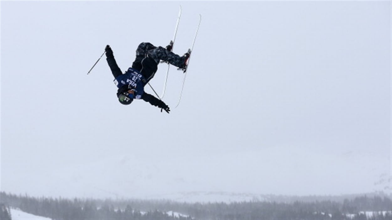 Justin Dorey au pied du podium | Radio-Canada