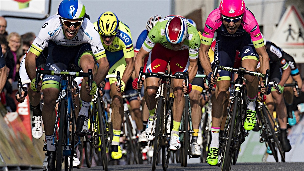 Michael Matthews prend la troisième étape et le maillot jaune au Paris ...