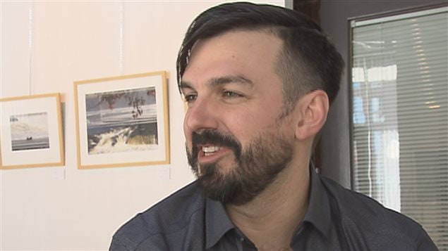 Retour aux sources pour Damien Robitaille seul sur scène | Radio-Canada