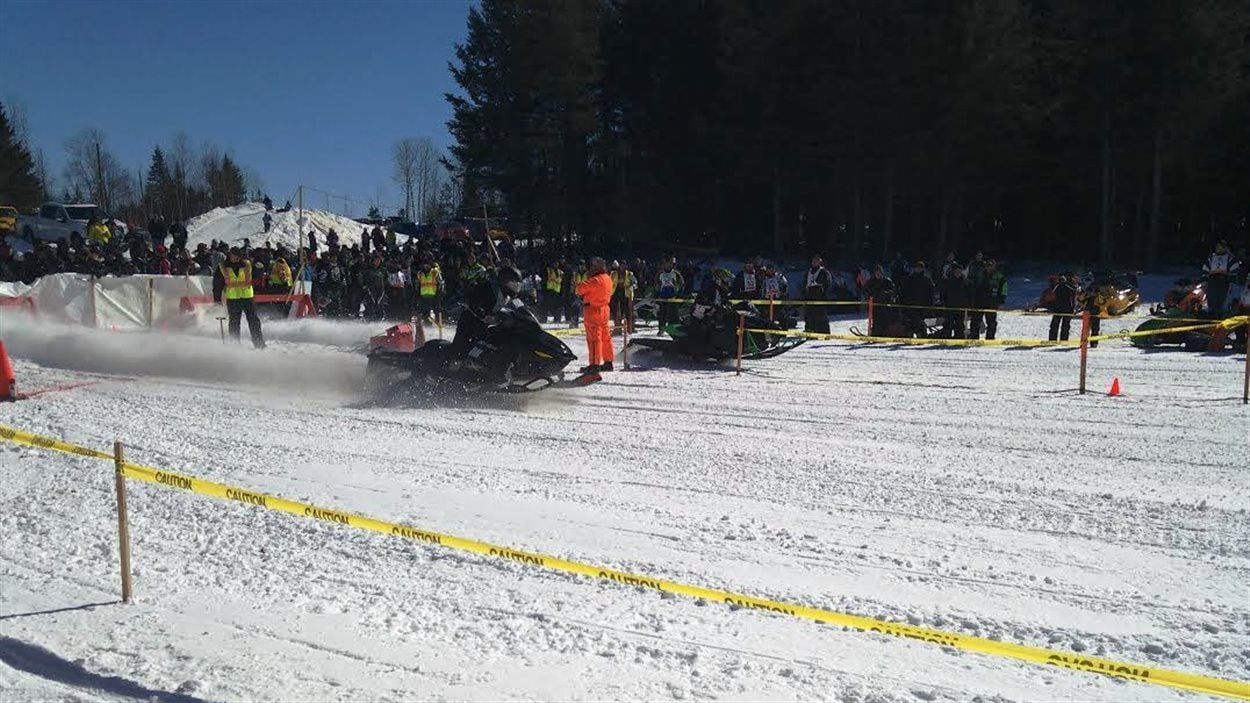 Des motoneigistes rivalisent de vitesse à Eel River Crossing | Radio-Canada