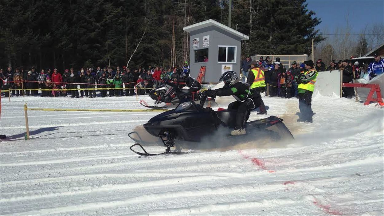 Des motoneigistes rivalisent de vitesse à Eel River Crossing | Radio-Canada