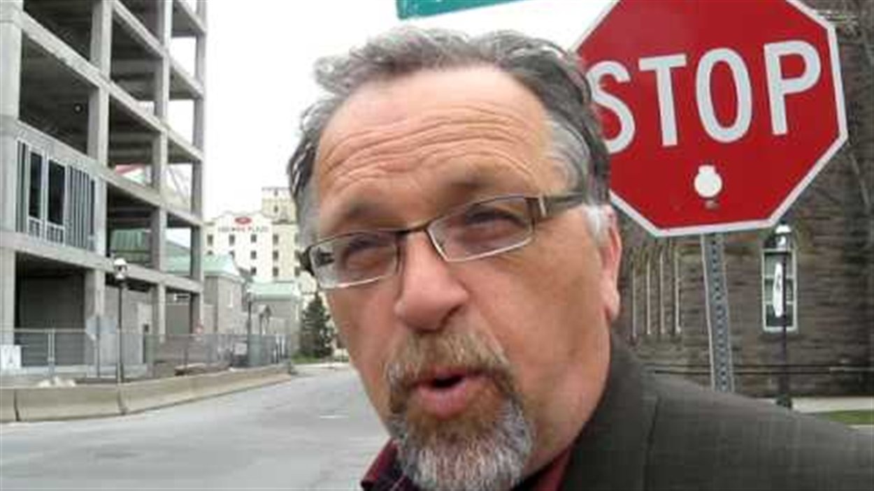 Bernard Thériault compare Gallant à Harper | Radio-Canada