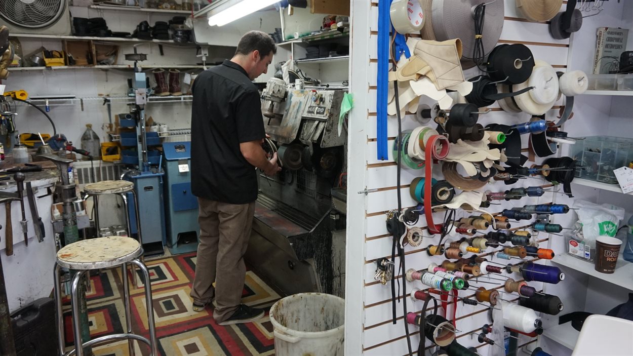 Cordonnier à 25 ans, la passion méconnue de Benjamin Lacroix | Radio-Canada