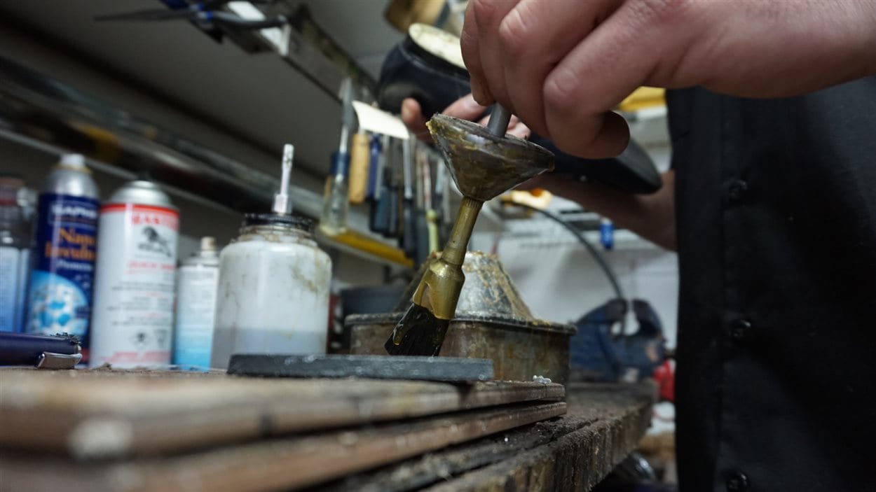 Cordonnier à 25 ans, la passion méconnue de Benjamin Lacroix | Radio-Canada