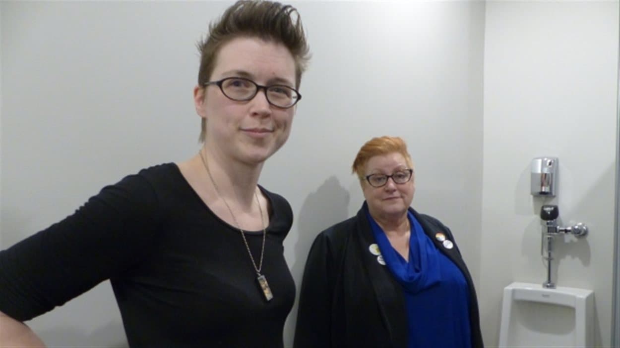 Des mères d'enfants transgenres protestent devant l'urinoir | Radio-Canada