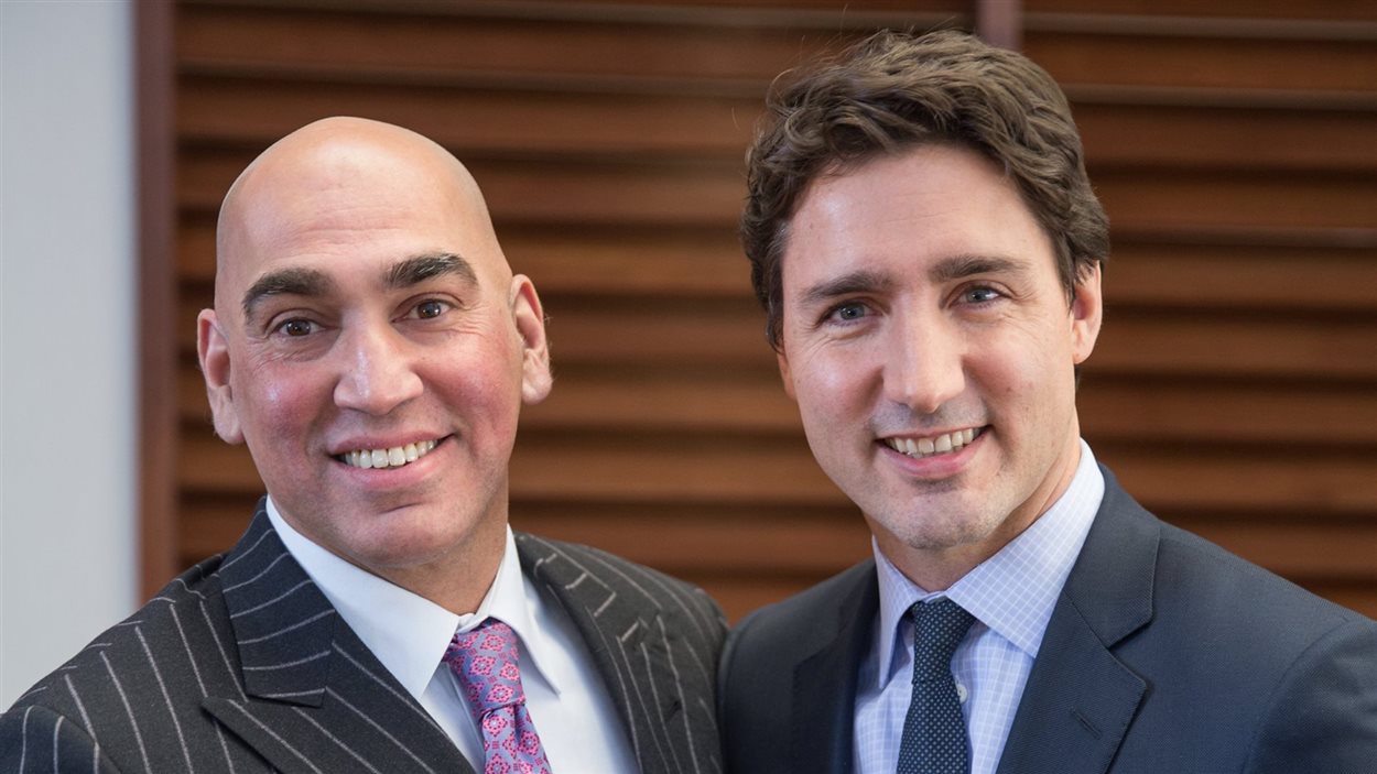 Le candidat libéral fédéral et conseiller municipal d'Oakville Max Khan ...